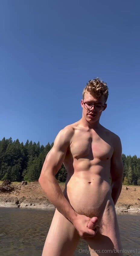 Nerdy Hottie Takes A Break And Jerks Off