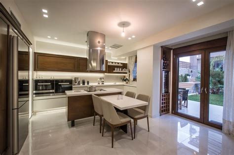 Μοντέρνα Κουζίνα με Ντουλάπια από Λευκό Ακρυλικό και Καρυδιά