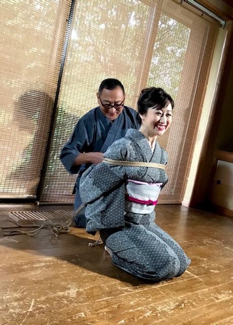 川上ゆうが2年ぶりに縄奈加會･緊縛撮影会に登場。恍惚の表情で参加者のフラッシュを全身に浴び、縄の喰い込んだ白い柔肌が煌めく。【三代目葵マリーの