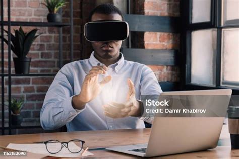 Vr 과학 개념 현대 사무실에서 노트북과 가상 현실 기술을 사용하는 아프리카 엔지니어 개발에 대한 스톡 사진 및 기타 이미지 개발 휴대용 통신 기기 3차원 형태
