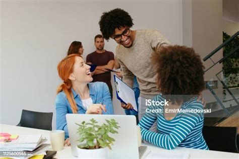 노트북을 사용 하 여 새 프로젝트에 일 하는 3 명의 사업 사람들 남성에 대한 스톡 사진 및 기타 이미지 남성 남자 남자