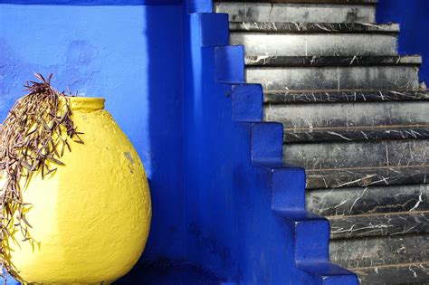 파란색 콘크리트 계단에 노란색 과일 사진 Unsplash의 무료 파랑 이미지