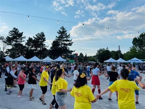 На фолклорния фестивал в Нефела жители и гости извиха кръшно хоро снимки