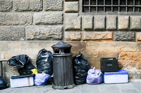 물체 검은 색과 흰색 플라스틱 빈 또는 Gabarge 금속은 도심에 배경 벽돌 벽과 거리에 넣어 쓰레기와 흰색 상자를 포함하고