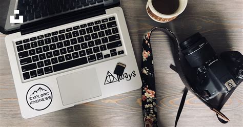 검은 Dslr 카메라와 흰색 세라믹 머그잔 옆에 검은 색과 회색 노트북 컴퓨터 사진 Unsplash의 무료 랩톱 이미지