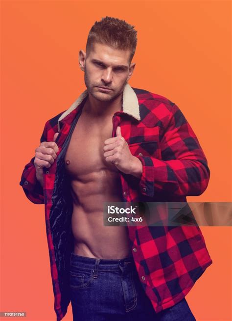 한 남자만 한 사람 허리 정면 3039세 성인 잘생긴 사람 갈색 머리 백인 남성 젊은 남자 오렌지 배경 색 배경 관능 마초 복 근 가슴몸통 30 34세에 대한 스톡 사진 및