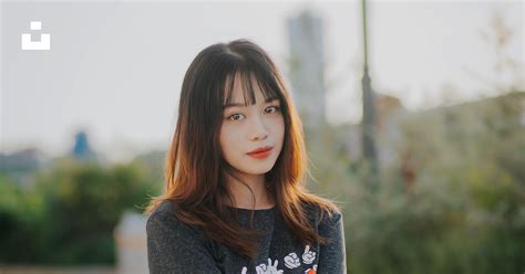 회색 스웨터와 흰색 바지를 입은 여자가 회색 콘크리트 바닥에 앉아 사진 Unsplash의 무료 회색 이미지