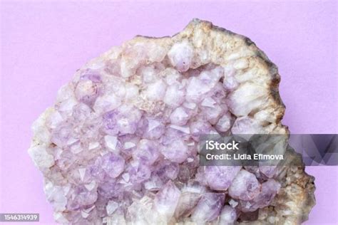 보라색 자수정 보석 크리스탈 광물은 보라색 배경에 복사 공간이 있습니다 자연석 Druse의 지질 샘플 치유 조약돌 0명에 대한