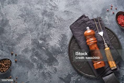 오래된 고기 포크 검은 접시 후추와 검은 후추와 향신료 공장오래된 회색 콘크리트 배경에 음식 요리 배경과 조롱 0명에 대한 스톡 사진 및 기타 이미지 Istock
