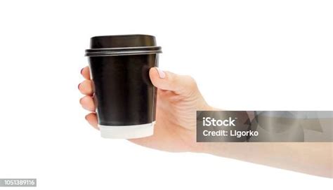 여자의 손에 종이 커피 컵을 들고입니다 백색에 절연 되어 있습니다 개념에 대한 스톡 사진 및 기타 이미지 개념 검은색 공란 Istock