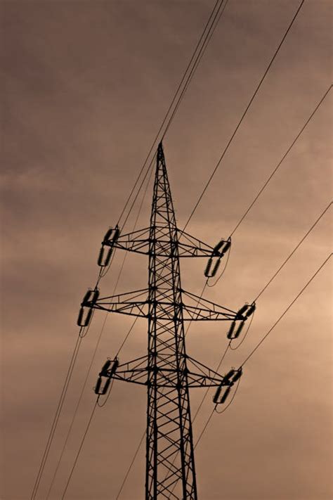 건축 경치 고전압 공급 공중 케이블 교르 모손 소프론 교활한 구조 그리드 금속 기류 기술 네트워크 산업의 선 송전 실루엣 야외에서 에너지