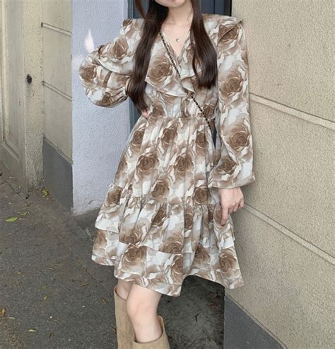 더블제이 24ss 신상 원피스 코디 브이 넥 프릴 쉬폰 로즈 장미 패턴 A라인 플레어 긴팔 미디 기장 미니 Ops 그레이 브라운 컬러 여친룩 데이트룩 러블리한 여성스러운