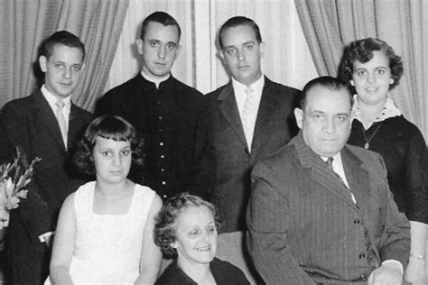 Папа Римский Франциск причина смерти кто станет новым папой биография критика достижения