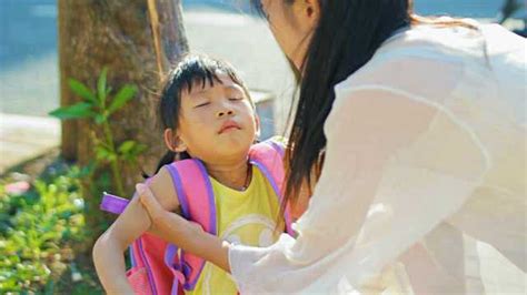 天气太热小女孩路边中暑晕倒，老师的做法？小女孩爸爸给老师下跪 高清1080p在线观看平台 腾讯视频