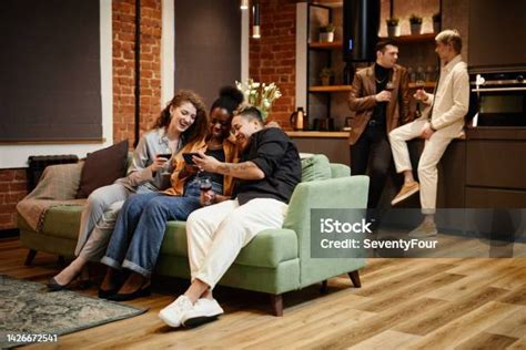 소파에서 스마트 폰으로 사진을 들여다 보는 세 명의 행복한 이문화 소녀 20 24세에 대한 스톡 사진 및 기타 이미지 20 24세 35 39세 5명 Istock