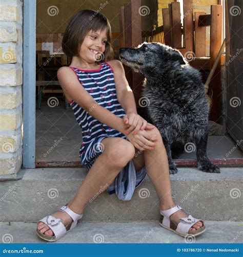 Flickan Spelar Med En Hund Arkivfoto Bild Av Gyckel