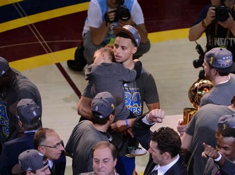 جشن قهرمانی استیفن کری با دخترش در لیگ Nba تصاویر تسنیم