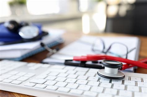 의료 기기 청진기 및 토노미터는 바탕 화면에 놓여 있습니다 0명에 대한 스톡 사진 및 기타 이미지 0명 건강 진단 건강관리와 의술 Istock