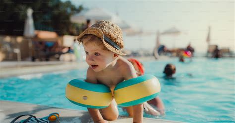 완장을 찬 행복한 작은 유아 소년과 그의 어머니는 여름 휴가에 물에서 수영합니다 사진 Unsplash의 물 이미지