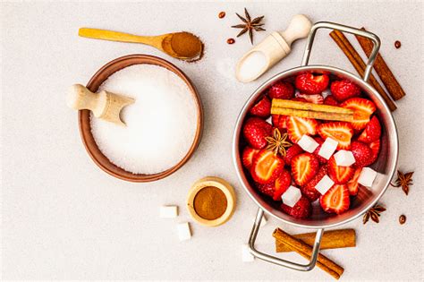 딸기 잼 수제 달콤한 디저트를 만들기위한 재료 주택 보존 개념 0명에 대한 스톡 사진 및 기타 이미지 0명 가루로 빻은 가지 식물 부위 Istock