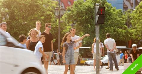 보행자의 안전을 돕는 즐거운 신호등