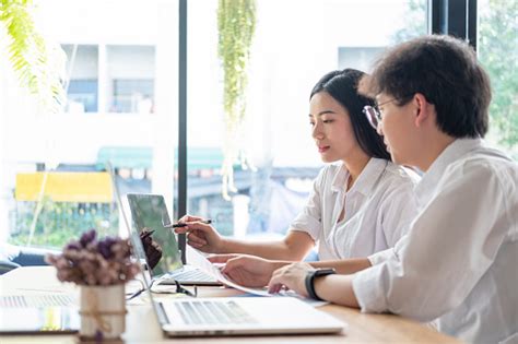 비즈니스 사람들이 브레인 스토밍을 충족하고 사무실에서 함께 프로젝트를 논의 팀워크 개념 2명에 대한 스톡 사진 및 기타 이미지 2명 50 59세 경영자 Istock