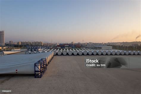 현장에 깔끔하게 배치된 풍력 터빈의 나선형 블레이드의 조감도 0명에 대한 스톡 사진 및 기타 이미지 0명 강철 개발 Istock