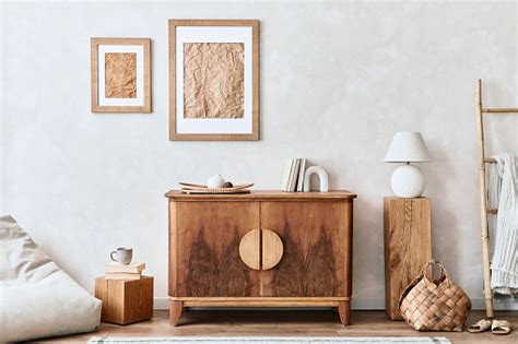 세련된 복고풍 Commode 모의 포스터 프레임 큐브 테이블 램프 장식 및 가정 장식에 우아한 개인 액세서리와 중립 거실의 인테리어 디자인 템플렛 일본디 컨셉입니다 R 0