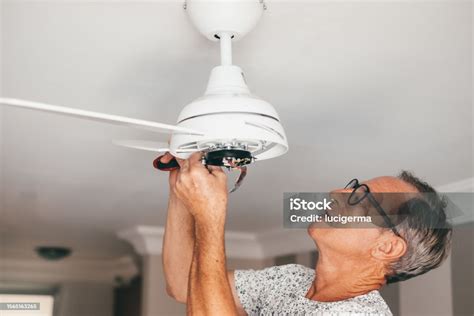 성숙한 경험 많은 전기 기술자가 계단에서 집 천장에 패들 선풍기를 설치하는 모습 Diy에 대한 스톡 사진 및 기타 이미지 Diy 가정 생활 가정의 방 Istock