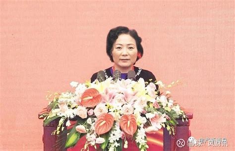 从记者到中国女首富吴亚军到底如何做到离婚还分2百亿给前夫 来源 房产新消息龙湖地产的老板引起了很多人的关注因为龙湖地产被人恶意做空