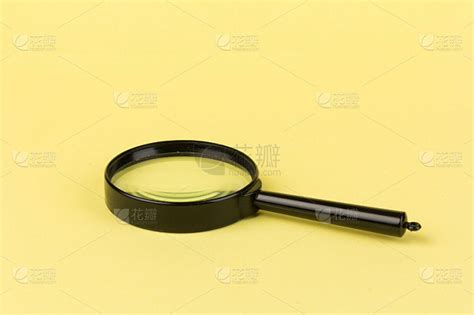 放大镜放大镜搜索符号在黄色背景与复制空间