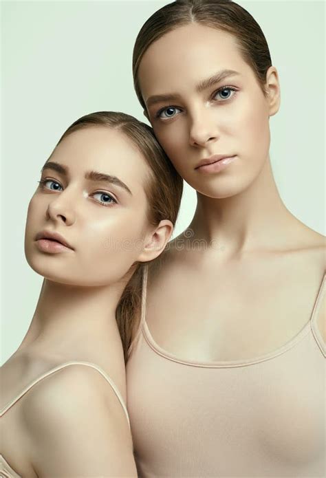 Deux Belles Jeunes Filles Sensuelles Avec La Peau Propre De Nouveau Visage Image Stock Image