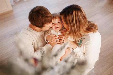 행복 한 부모와 재미가 있는 그들의 크리스마스 트리를 장식 하는 웃 고 그들의 작은 딸 크리스마스 가족 초상화입니다 새 해 휴일입니다 상위 뷰 크리스마스에 대한 스톡 사진