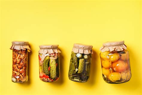 Ðucumber 스쿼시 토마토 절임과 유리 항아리에 통조림 야채 보존 성분 건강한 발효 식품 개념 맨 위 보기 공간을 복사합니다 개념에 대한 스톡 사진 및 기타 이미지