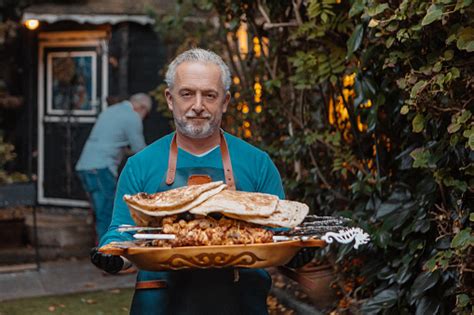 야외 그릴에서 바베큐 음식을 준비하는 잘 생긴 중년 남자 Barbecue Social Gathering에 대한 스톡 사진 및 기타 이미지 Barbecue