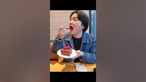 딸기가 잔뜩 올라간 투썸 초코케이크 먹방 ㅋㅋ Youtube
