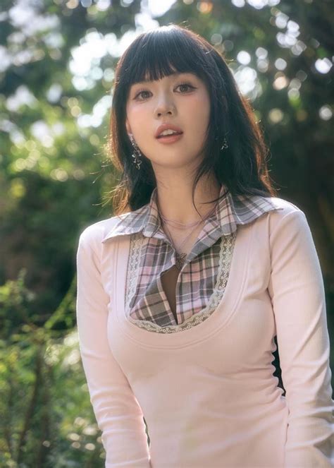 Ngọc Trinh tuyên bố tự nhiên làm 1 động tác rửa oan nhan sắc Saostar vn