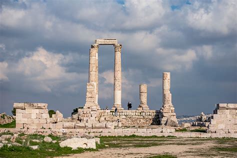 02182019 암만 요르단 사람들은 고 대 중동 도시가 내려다 보이는 암만 성채 꼭대기에 있는 헤라클레스 성전의 폐허 근처에서 걷고 사진 촬영을 한다 Byzantine에