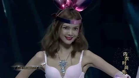 內衣秀時尚 2018都市麗人國際內衣秀 女皇主題（中）鮮亮色彩更具動感 打造更時尚國際化年輕女孩 輕盈的薄紗設計 讓高挑氣質女孩更知性 內衣