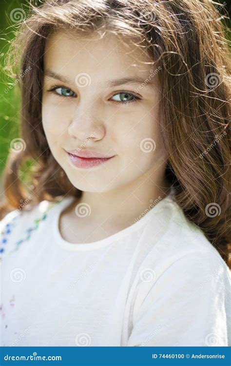 Portrait D Une Belle Jeune Petite Fille Photo Stock Image Du Dur E Coli Res