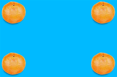 4 신선한 전체 맛 있는 오렌지 관화 파란색 배경과 텍스트 복사 공간에 모서리에 음식이 나 축 하의 개념 0명에 대한 스톡 사진 및 기타 이미지 Istock