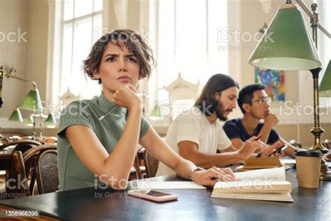 대학 도서관에서 신중하게 공부하는 책과 연필을 가진 젊은 진지한 학생 20 24세에 대한 스톡 사진 및 기타 이미지 20 24세 30 34세 고등학교 Istock