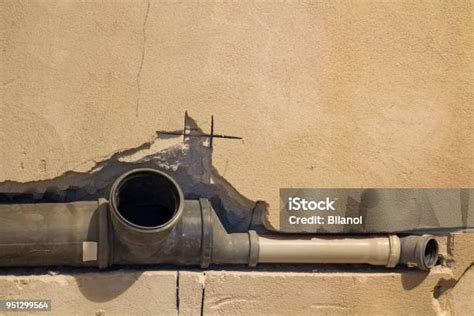 혁신 중 아파트 인테리어의 화장실에 하 수구 파이프의 설치 작품 회색 플라스틱 드레인 파이프 사용된 물입니다 가정의 방에 대한