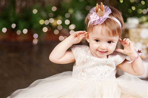 크리스마스와 새해 축하 개념 흰색 드레스 에 예쁜 어린 소녀는 재생하고 크리스마스 트리와 조명에 대해 행복 겨울 방학 복사 공간 12 17 개월에 대한 스톡 사진 및 기타