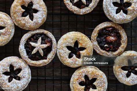 금속의 풀 프레임 이미지 수제 다진 파이의 냉각 랙 달콤한 다진 고기로 채워진 바삭바삭한 패스트리 별 모양의 페이스트리 뿌려진 착빙 설탕 목관 그레인 배경 높은 전망 0명에