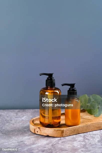 유칼립투스가 있는 목재 보드에 천연 유기농 Spa 뷰티 제품 세트 짙은 파란색 배경에 녹색 잎이 있는 호박색 유리 디스펜서 병 0명에 대한 스톡 사진 및 기타 이미지