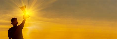 배너 위너는 골든 챔피언 트로피 컵 상을 들고 손을 이깁니다 실루엣 최고의 수상 승리 핸즈 챔피언 트로피 파노라마 팀이 골드