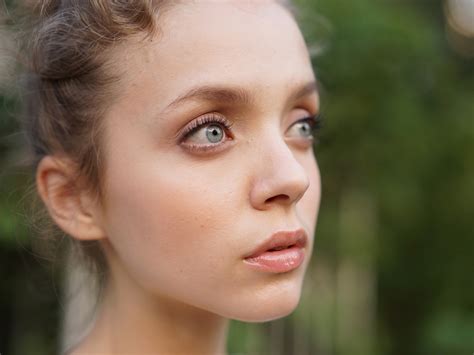 배경 화면 소녀의 얼굴 눈 표정 흐릿한 배경 3840x2160 Uhd 4k 그림 이미지