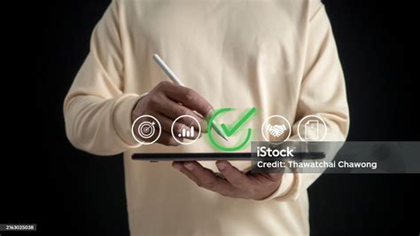 남자는 문서 또는 프로젝트 인증서 신청 품질 관리 및 보증 비즈니스 인증 검사 통과 승인 설문 조사 Qa Qc를 수락하기 위해 올바른 표시를 작성하거나 체크합니다 개선에