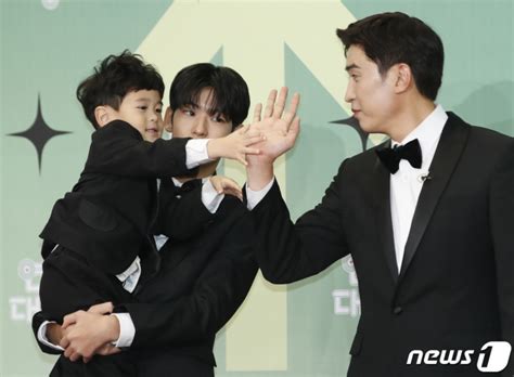 [사진] 강경준 두 아들 정안·정우와 함께 머니s